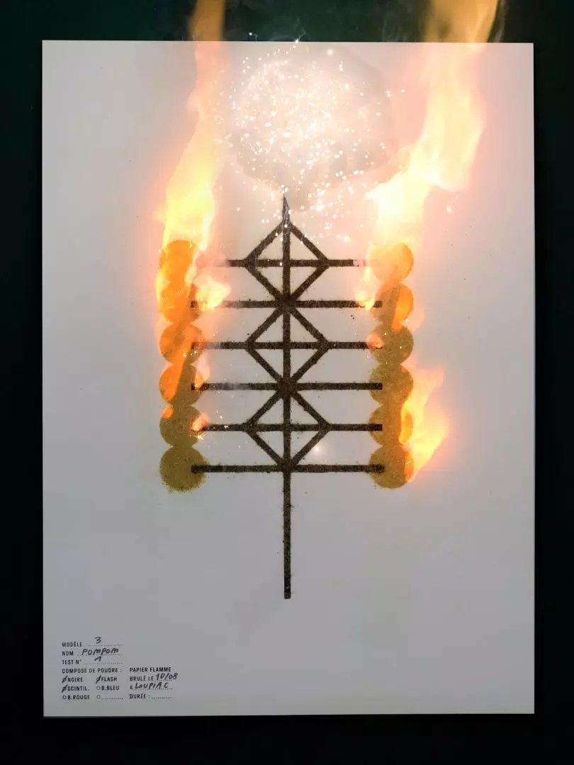 Incendiary poster-serien skapar sina mönster med speciellt pyrotekniskt pulver 797_5