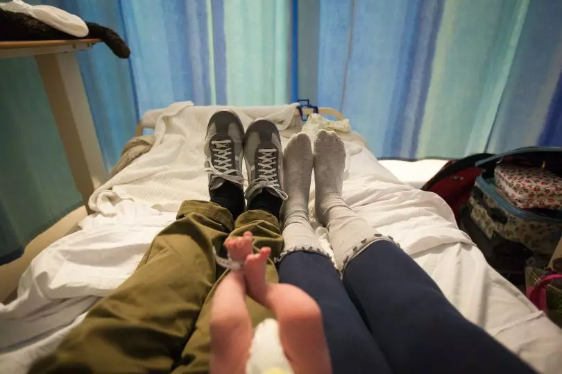 Краката на първо място: Фотографът документира пътуванията на семейството си, като показва само краката им 8164_12