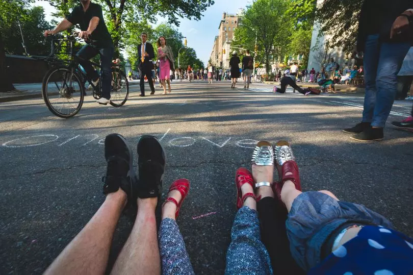 Краката на първо място: Фотографът документира пътуванията на семейството си, като показва само краката им 8164_23