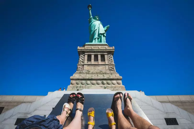 Bàn chân đầu tiên: Nhiếp ảnh gia ghi lại các chuyến đi của gia đình mình bằng cách chỉ để lộ bàn chân của họ 8164_24