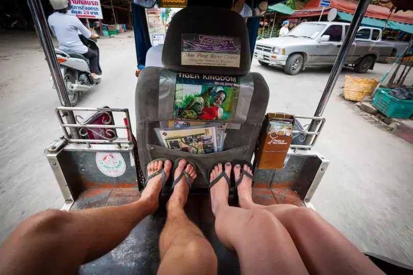 Nohy na prvom mieste: Fotograf dokumentuje cesty svojej rodiny tak, že ukazuje iba ich nohy 8164_7