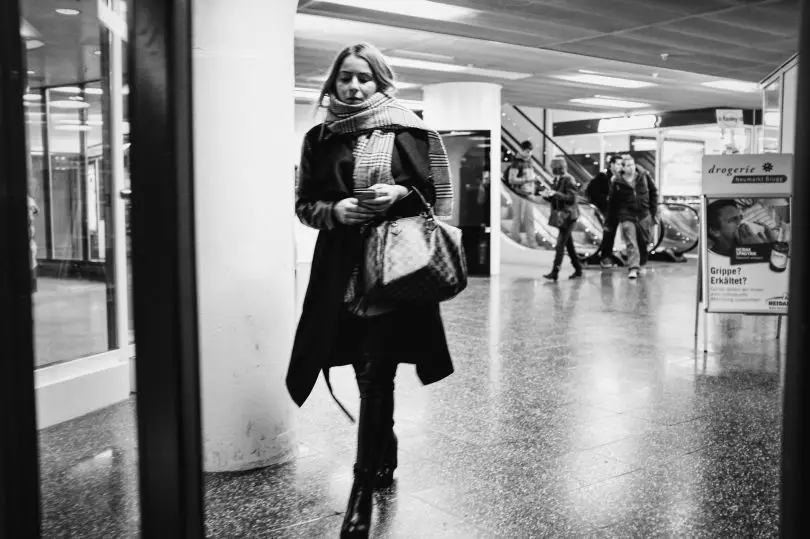 At the Tracks: Fotógrafo documenta a vida no transporte público na Suíça 8165_15