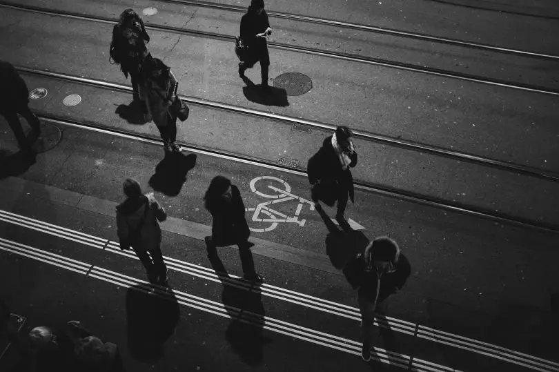 At the Tracks: un fotògraf documenta la vida al transport públic a Suïssa 8165_2