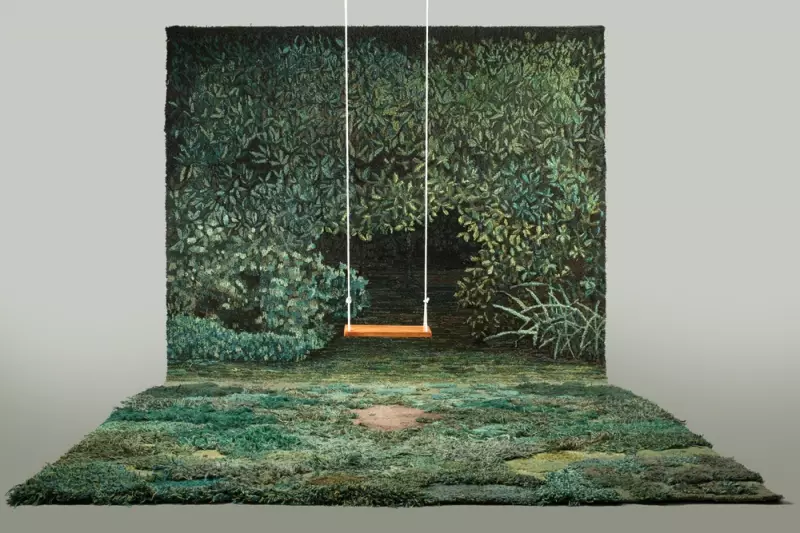 Opere d'arte del tappeto: l'artista usa la lana per tessere scene di tappeti di paesaggi verdi e naturali