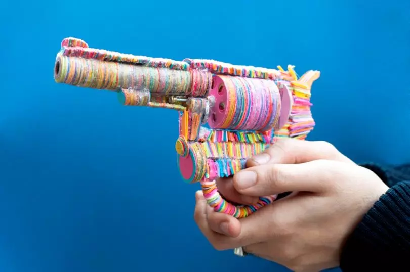 Художник создает красочные скульптуры оружия из десятков тысяч стикеров Post-it. 8171_1