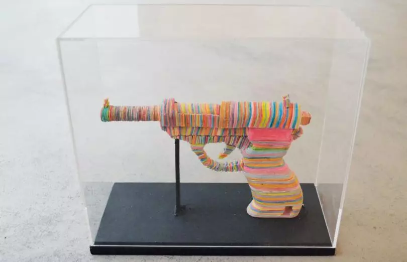 L'artista crea escultures d'armes de colors a partir de desenes de milers de post-it 8171_2