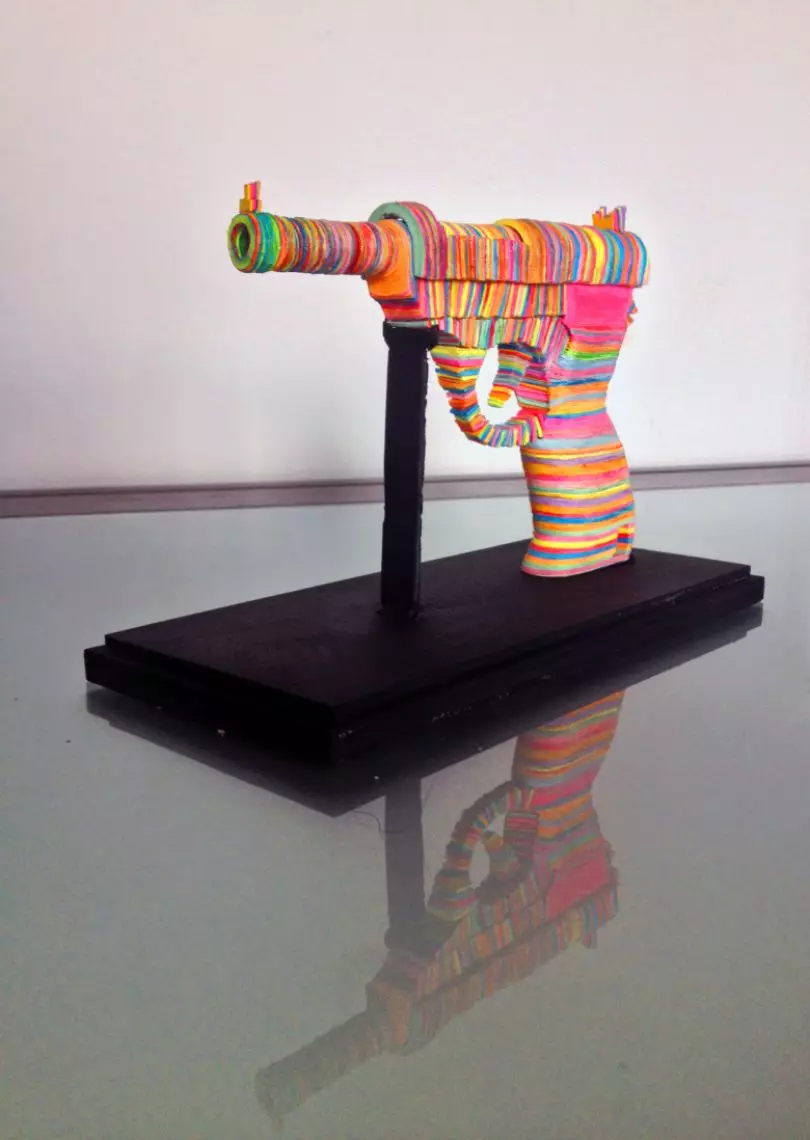Художник создает красочные скульптуры оружия из десятков тысяч стикеров Post-it. 8171_3