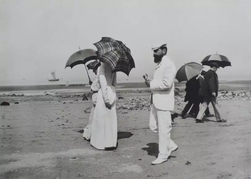 J.H. Lartigue © Ministère de la Culture - Francë / A.A.J.H.L. ‘Kushëriri Caro dhe M. Plantevigne, Villerville, 1906’. Përmes paraqitjes së drejtpërdrejtë | Të gjitha imazhet janë dhënë nga Galeria Michael Hoppen