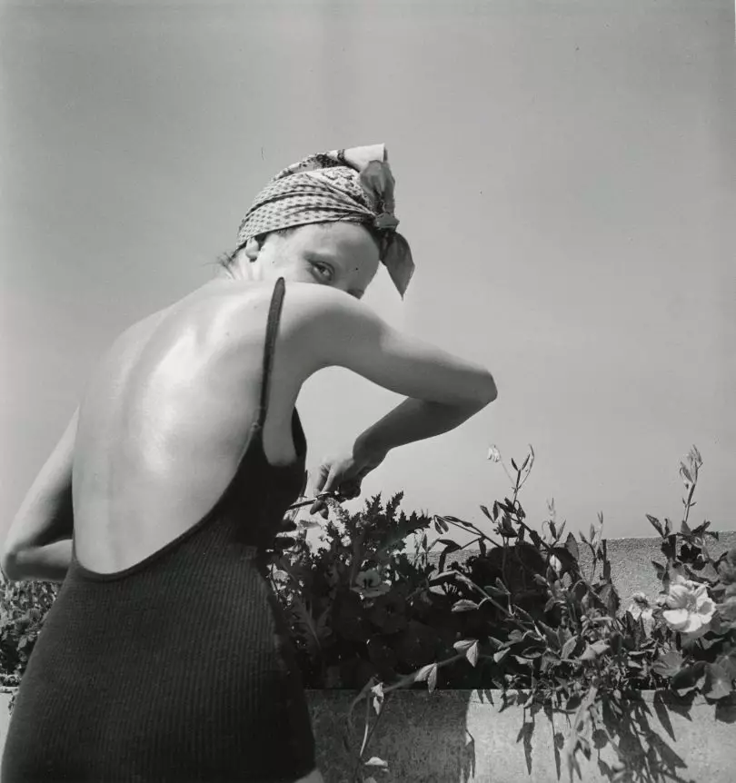 J.H. Lartigue © Ministère de la Culture - France / A.A.J.H.L. 'Coco sa terrace, Neuilly, Hunyo 1938'