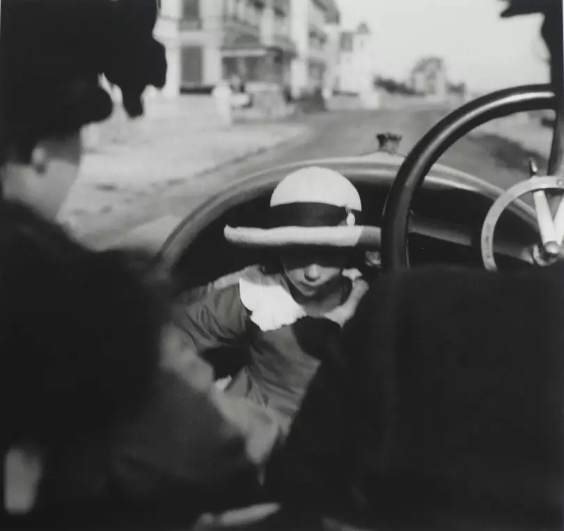 J.H. Lartigue © Ministère de la Culture - France / A.A.J.H.L. 'Si Mary at Janine Dupuis sa ilalim ng malambot na tuktok ng Pic-Pic ni Jacques Dupuis, ang kanyang ama, si La Baule, 1915'