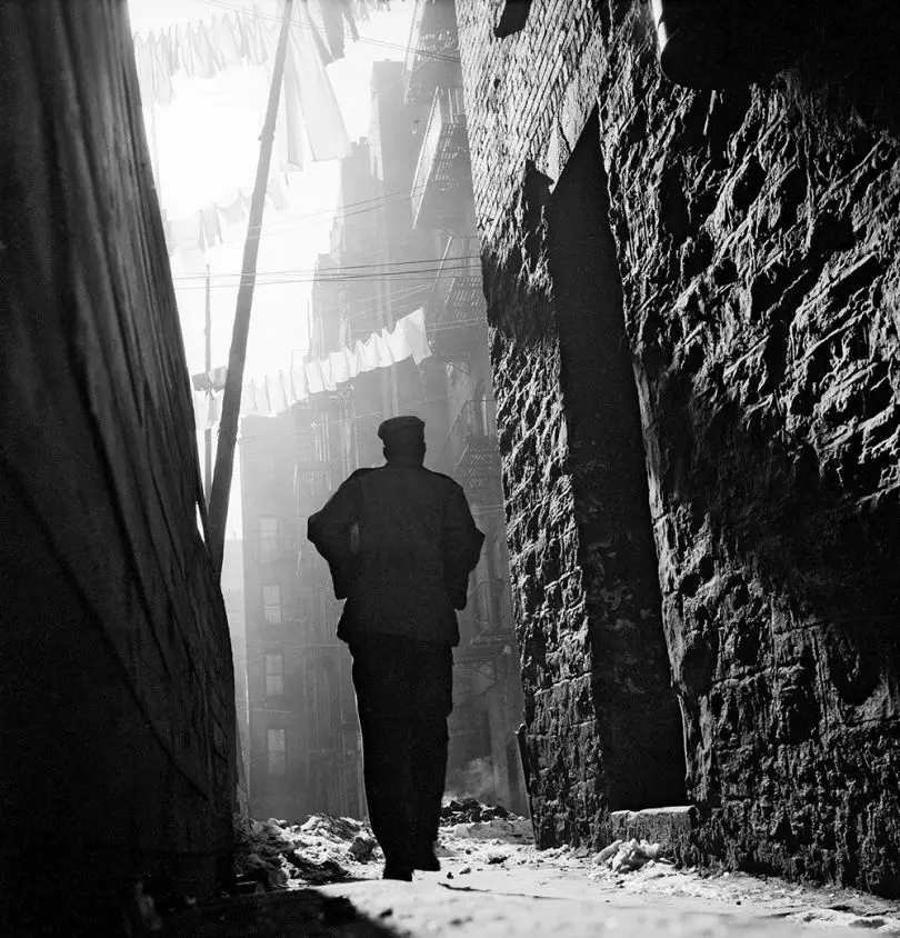 Гордън Паркс. Off On My Own, Харлем, Ню Йорк, 1948 г. Фондация Гордън Паркс.