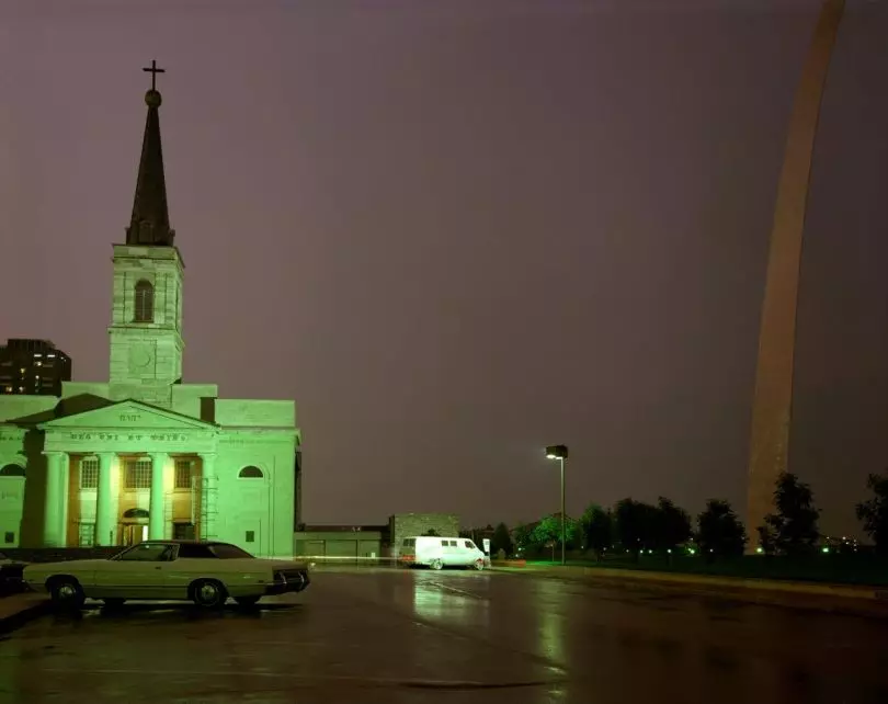 Katedralja e Vjetër dhe Harku, St. Louis, Misuri, 1977 | E drejta e autorit Joel Meyerowitz, me mirësjellje nga Galeria Howard Greenberg