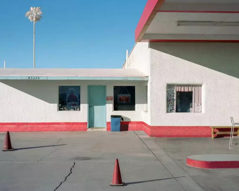 Benzinestation, Route 66, 2018 © George Byrne