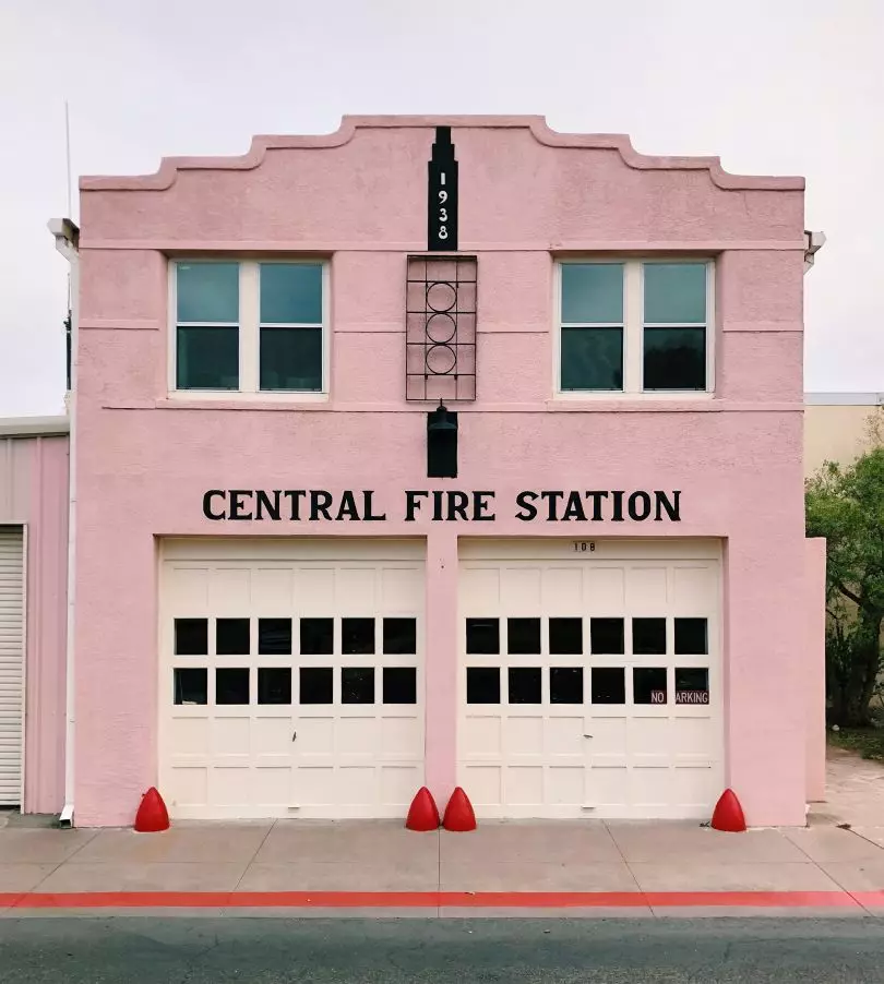 Ọdụ ọkụ Central, Marfa, Texas, c. 1938. Foto nke Emily Prestridge - [@emprestridge](https://www.instagram.com/emprestridge)