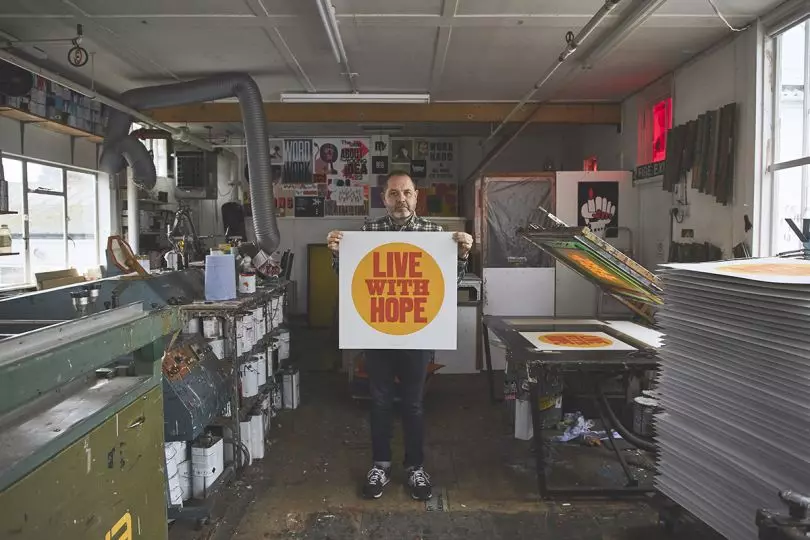 Lingoliloeng tse ncha tsa Anthony Burrill Live With Hope li hana lipolotiki tse hole-hole 8320_1