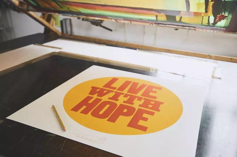 La novaj presaĵoj Live With Hope de Anthony Burrill malakceptas ekstremdekstran politikon 8320_2