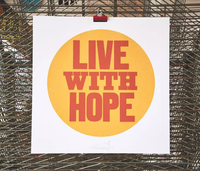 Lingoliloeng tse ncha tsa Anthony Burrill Live With Hope li hana lipolotiki tse hole-hole 8320_3