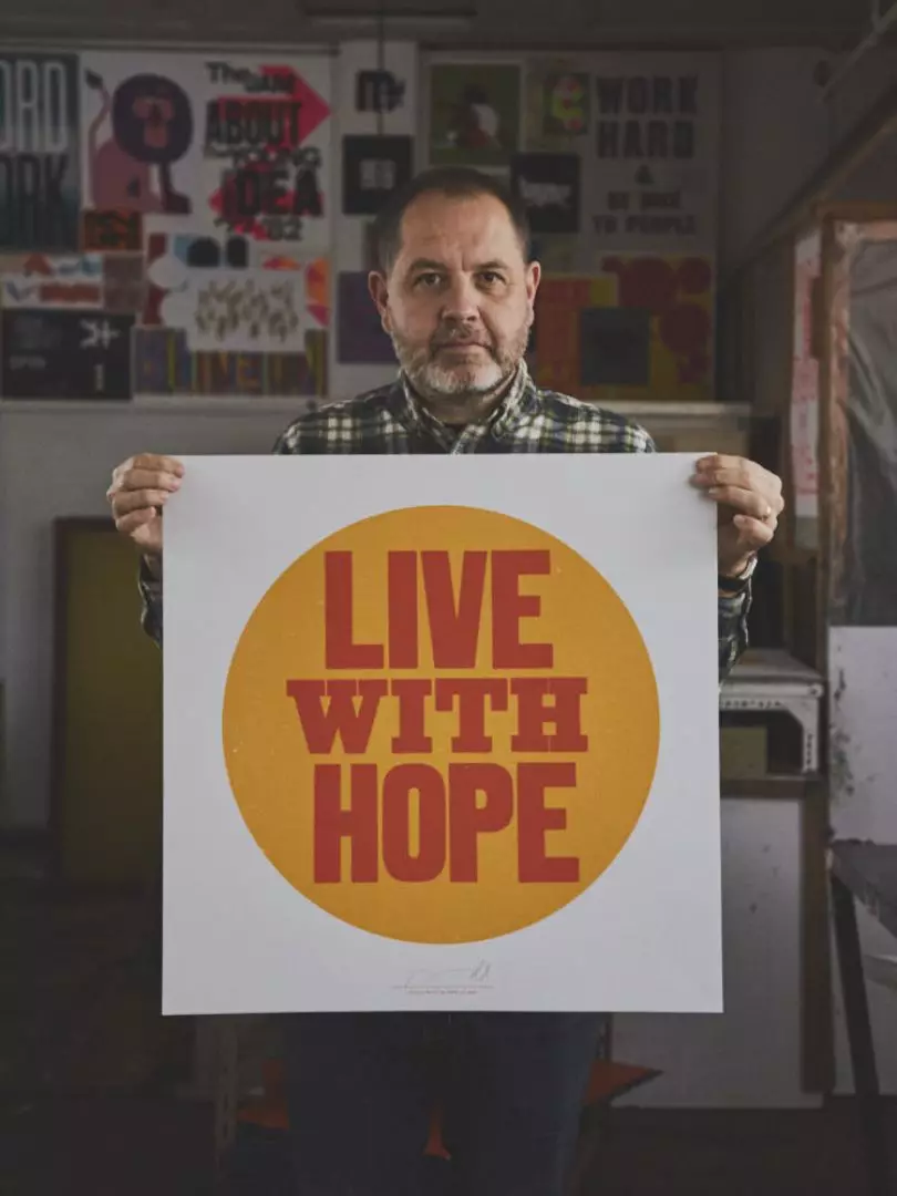 La novaj presaĵoj Live With Hope de Anthony Burrill malakceptas ekstremdekstran politikon 8320_4