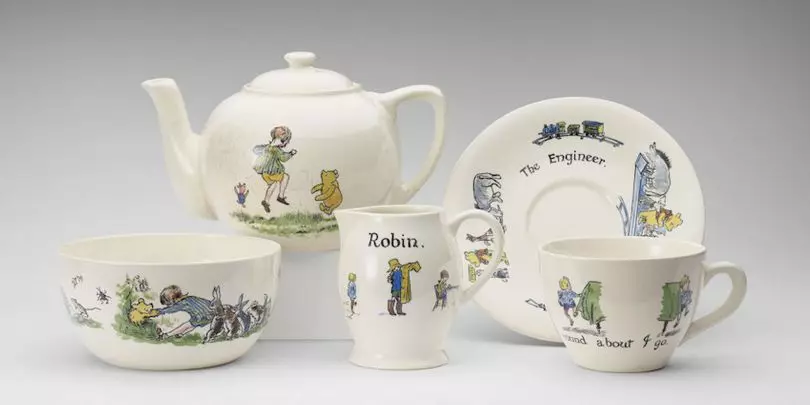 Iseti yeti kaChristopher Robin yeceramic enikezelwe kuPrincess Elizabeth, ipeyintwe ngesandla, i-Ashtead Pottery, 1928 Ifoto: Royal Collection Trust/© Her Majesty Queen Elizabeth II 2017