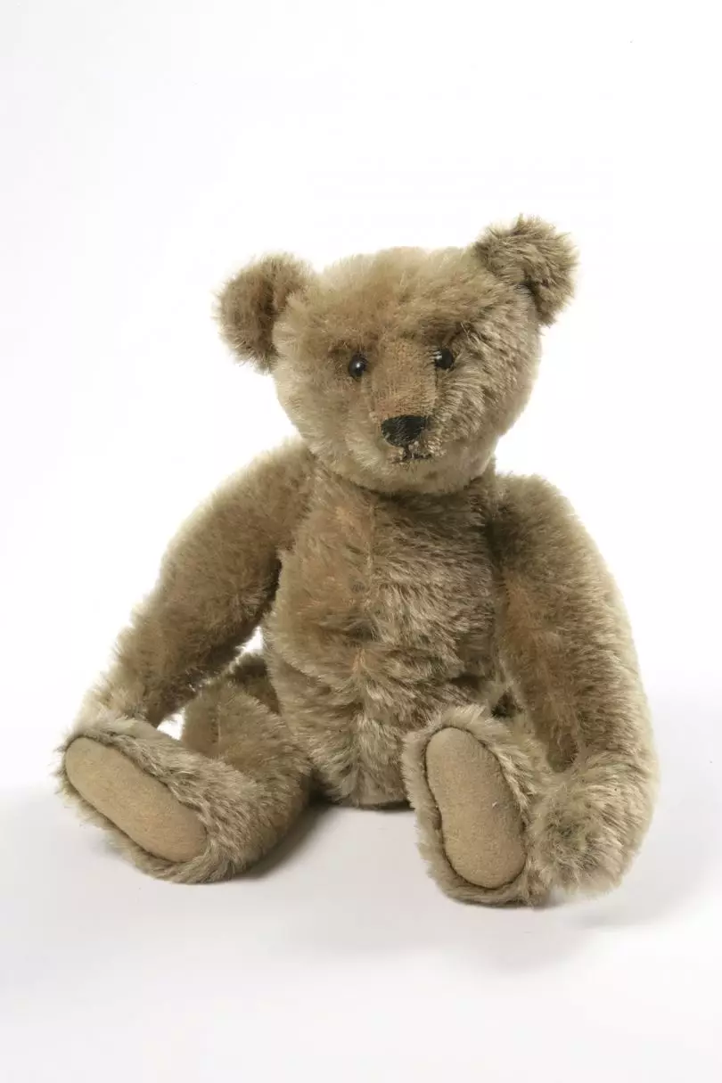 Teddy Bear mebere nke Margarete Steiff ca. 1906-1910. Ngwakọta ma dụkọta mohair plush. Ọ bụ Miss Z.N. Ziegler nyere ikike. (c) Victoria na Albert Museum, London