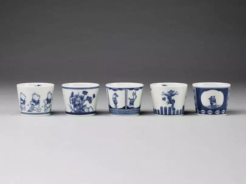 Copos de saquê do Ursinho Pooh, porcelana azul e branca, feitos por Hasami para a Walt Disney Corporation, c. 2014 (c) Victoria and Albert Museum, Londres