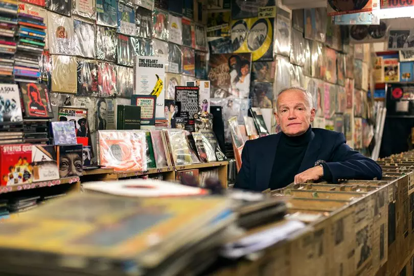 Tim Derbyshire – Siopa ceirníní On The Beat, Tottenham Court Road, Londain