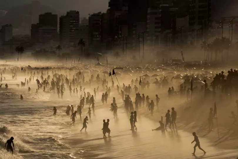 © Sandra Cattaneo – Adorno A Strange Day in Ipanema, Βραζιλία