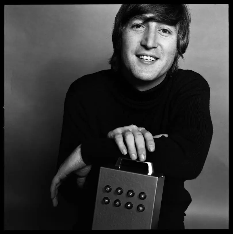 UFO 탐지기를 들고 있는 John Lennon, 1965. Photo Duffy © Duffy Archive