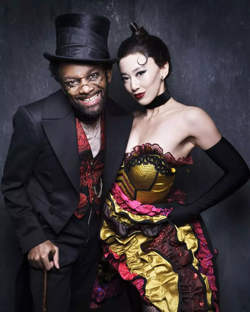 Jason Pennycooke, ‘Toulouse-Lautrec’ a Lily Wang, Ensemble, yn Moulin Rouge! Y Sioe Gerdd yn Theatr Piccadilly (c) Rankin