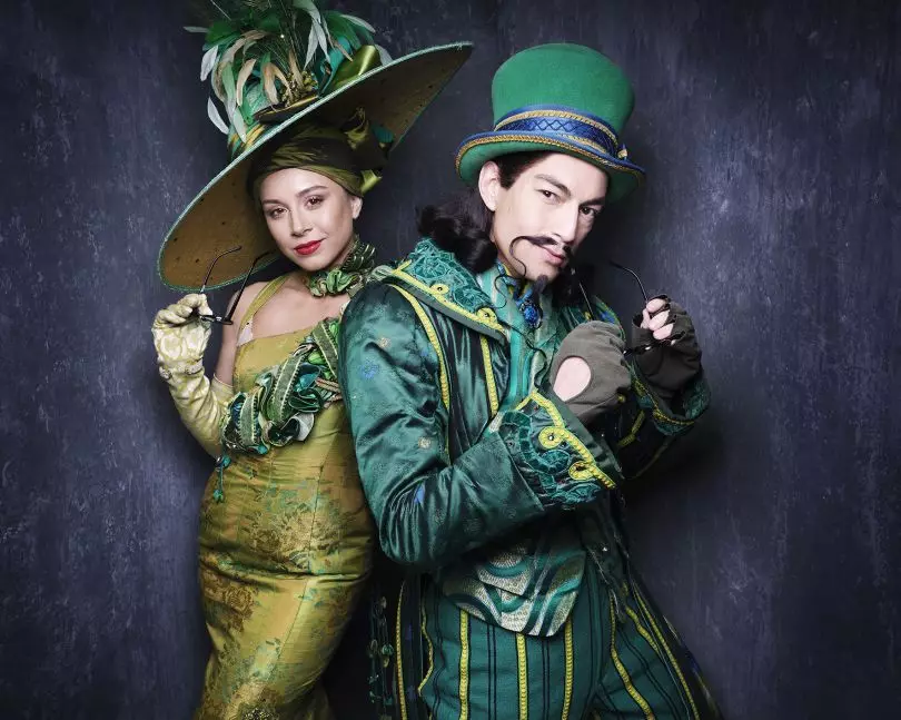 Emmie Ray dan Carl Man, Anggota Ensemble di Wicked at the Apollo Victoria Theatre © Rankin