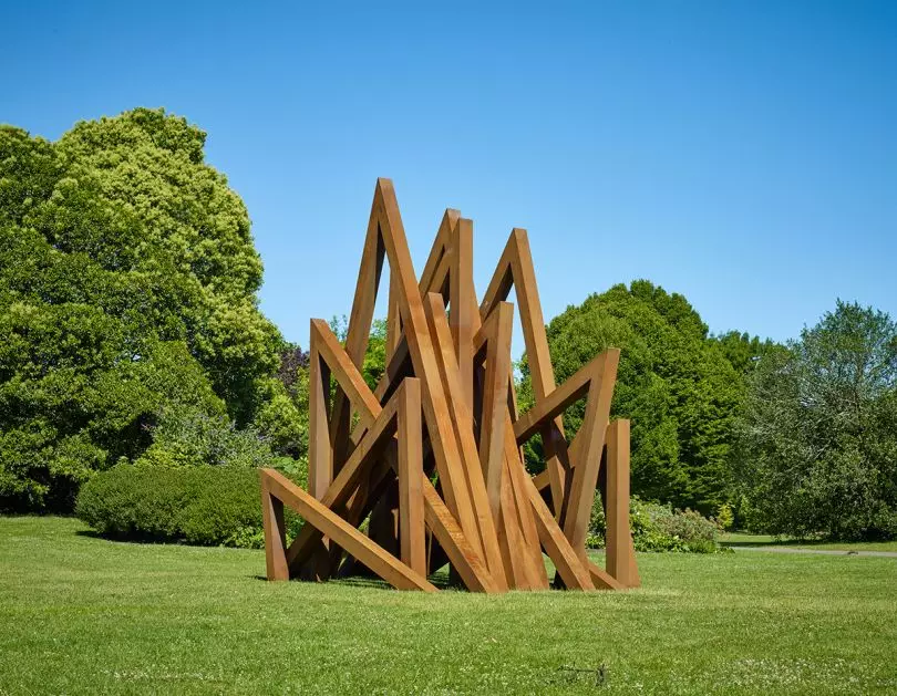 Bernar Venet, 17 ägedat ebavõrdset nurka (2016) Blain, Southern2. Foto Stephen White