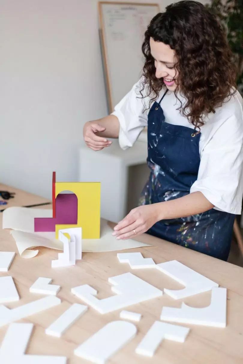 Marina Esmeraldo's muurschilderingen en houten sculpturen gemaakt van een 'slang eet zijn staart'-proces 8437_6