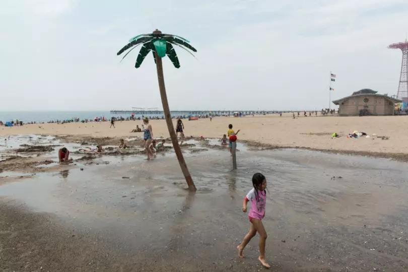 EU cando non hai nada que facer: as imaxes auténticas de Luca Arena dunha vaga de calor en Nova York 8463_7