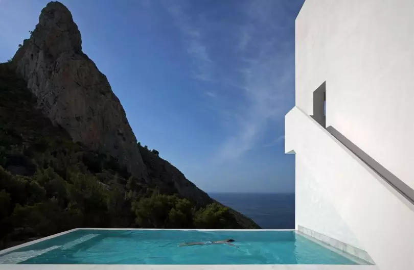 Djego Opazo māja uz klints ©_Architecture- FRAN SILVESTRE ARQUITECTOS