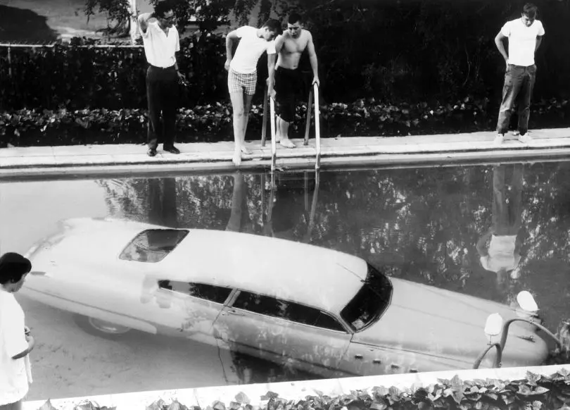 4. maj 1961: En neddykket bil, som dens berusede ejer 'parkerede' i en swimmingpool i Beverly Hills, Californien, og troede, at det var en parkeringsplads. Ingen kom til skade under processen. (Foto af Keystone/Getty Images)