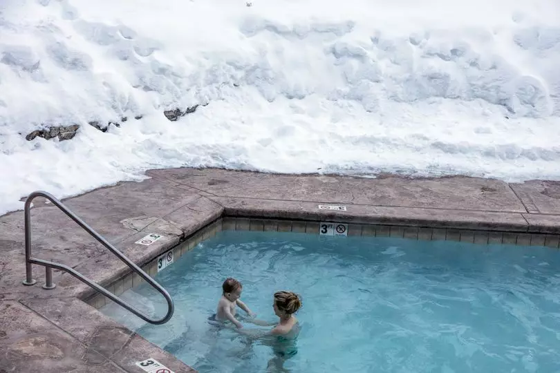 丹佛的達德利·威廉姆斯和她的兒子達格在科羅拉多州韋爾的酒店游泳池裡暢遊，既溫暖又涼爽。游泳池很溫暖；周圍的氣溫遠低於冰點。韋爾是鷹縣韋爾山口的一個小鎮，直到 1962 年韋爾滑雪勝地成立四年後才存在。截至 2015 年，距離丹佛僅 1.5 小時車程的韋爾山是科羅拉多州最大的滑雪山。 [研究人員注意：達德利是媽媽的正確名字。] ©國會圖書館