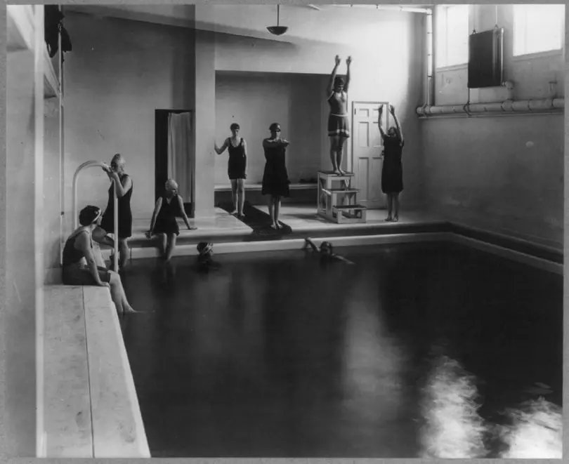 © Library of congress Washington, D.C. Mount Vernon Seminary - tytöt uima-altaassa Osallistujat Johnston, Frances Benjamin, 1864-1952, valokuvaaja Luotu / Julkaistu [1890-1950]