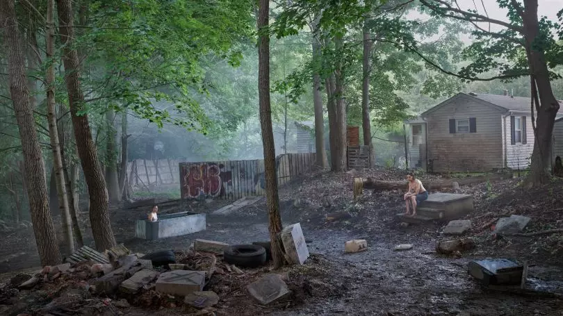 Funeral Back Lot, 2018–2019 von Gregory Crewdson © Courtesy Templon, Paris – Brüssel