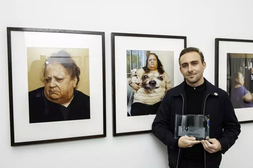 Pat Martin gyda'i bortreadau buddugol. Ffotograff gan Jorge Herrera