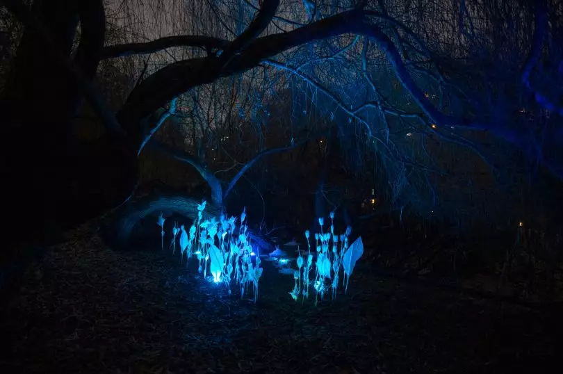 Pflanzen und Blumen, die vollständig aus nicht recycelbarem Müll bestehen, beleuchtet in einem dunklen Wald in Berlin 8590_4