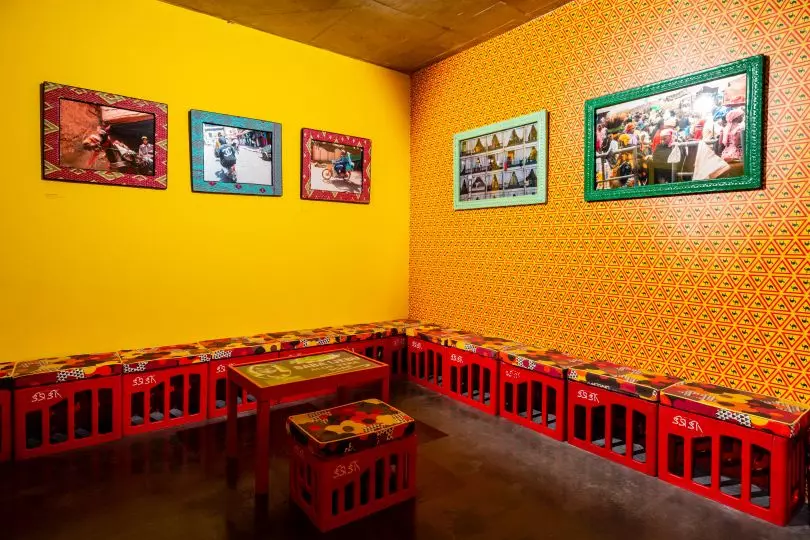 Le Salon door Hassan Hajjaj bij New Art Exchange. Fotograaf Reece Straw, met dank aan New Art Exchange