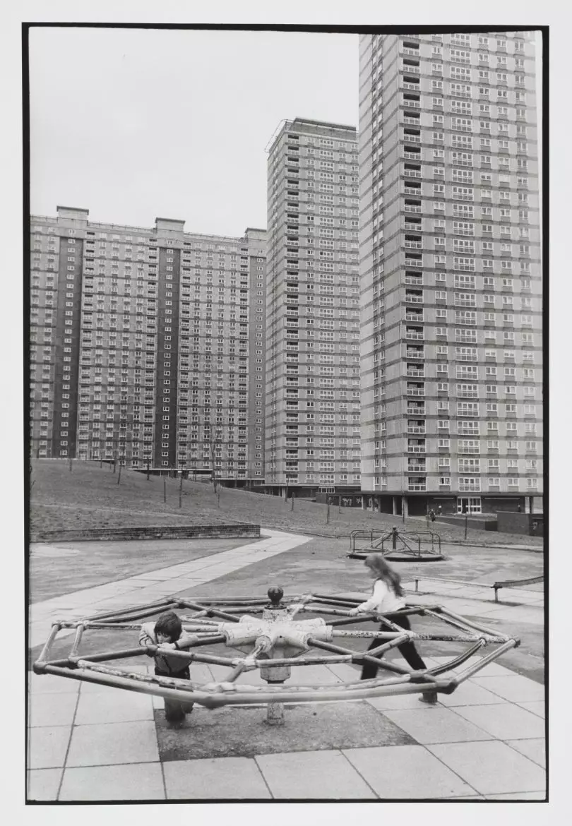 Larry Herman, Red Road Flats; Glasgow, 1974-76 (gedrukt 2015) Zilvergelatinedruk, 42,60 x 29,70 cm © Larry Herman Collection: National Galleries of Scotland