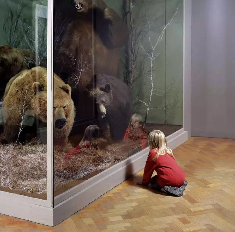 Wendy McMurdo, Girl with Bears, Royal Museum of Scotland, Edinburgh, 1999 C-Type print on aluminium, 120.00 x 120.00 cm © Wendy McMurdo. រក្សាសិទ្ធិគ្រប់យ៉ាង DACS 2017