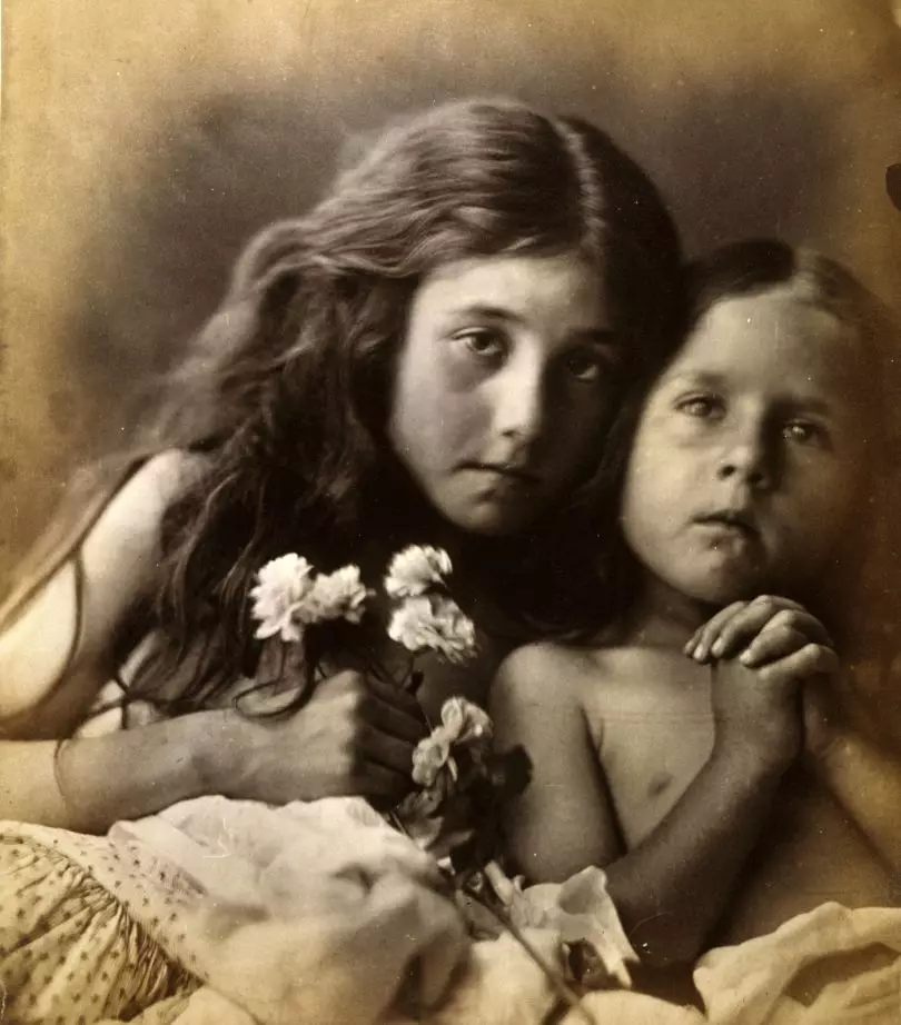 Julia Margaret Cameron, Roses liab thiab dawb, 1865 Albumen print, 25.80 x 22.60 cm Sau: National Galleries ntawm Scotland