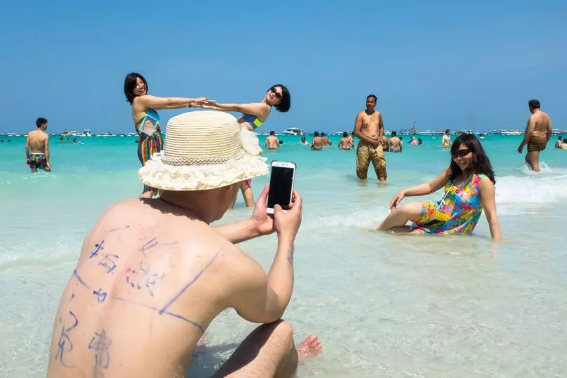 Na pláži záleží: Série fotografií Candid zachycuje interakce na thajské pláži Pattaya 8656_14