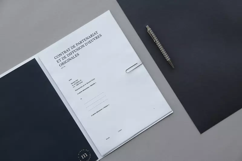 Branding monocrom minimal de către un duo de designeri elvețieni pentru noua platformă de artă Manétiz