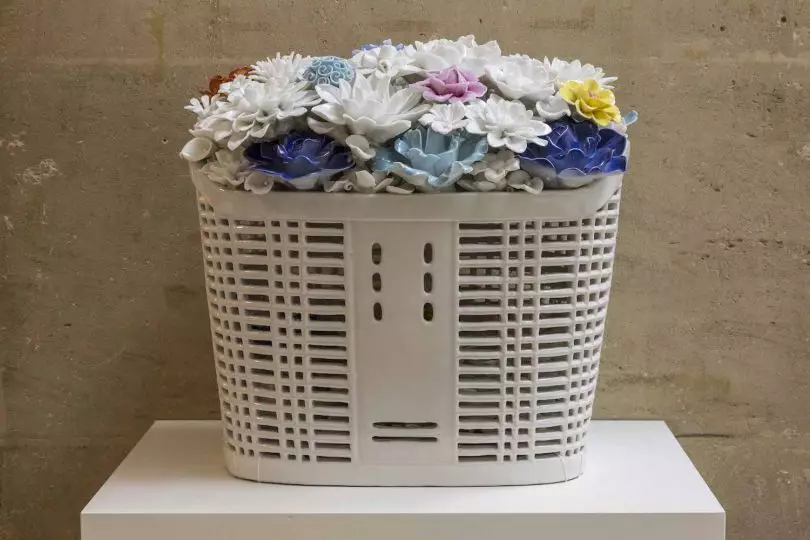 Cesta de Bicicleta con Flores en Porcelana, 2015, porcelana, 35 x 28 x 33 cm © Studio Ai Weiwei