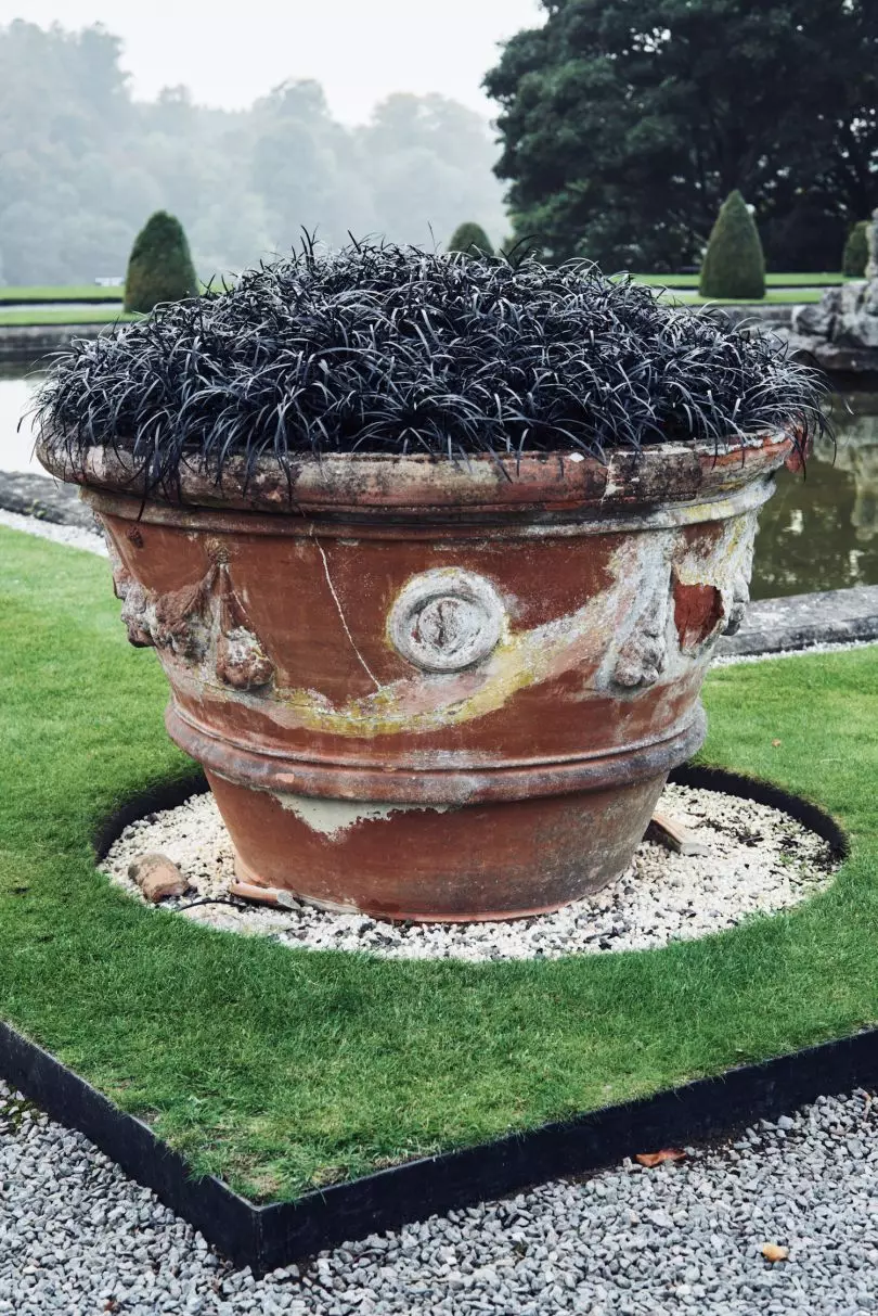 Black Pots, 2017 SOFTER: Jenny Holzer at Blenheim Palace , Blenheim Palace, Woodstock, Reino Unido, 2017 © 2017 Jenny Holzer, miembro de la Artists Rights Society (ARS), NY Foto: Edd Horder