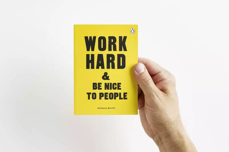 Anthony Burrill ئۆزىنىڭ ئەڭ يېڭى ھاياتلىق يېتەكچىسى بىلەن «جاپالىق ئىشلەش ۋە كىشىلەرگە ياخشى مۇئامىلە قىلىش» نى ئەسكەرتىدۇ