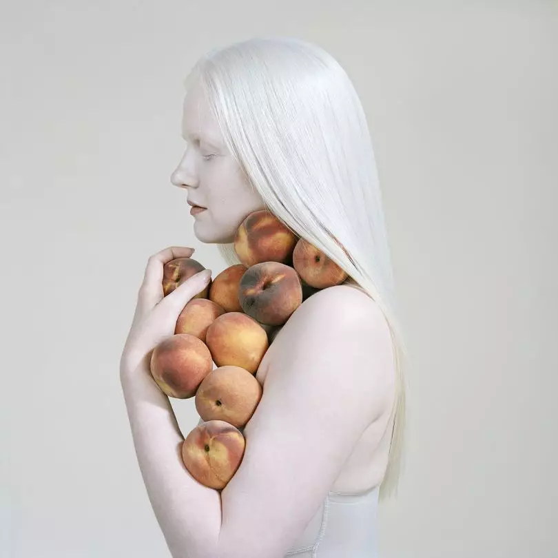 Bruised Peaches, 2018 cetakan pigmen 100 x 100 cm edisi 8 + 2AP $6.000 tanpa bingkai 120 x 120 cm edisi 4 + 2AP $8.000 tanpa bingkai. © Petrina Hicks